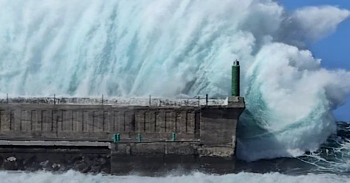 Freakishly Huge Wave Slams Seawall in Canary Islands (Video ...